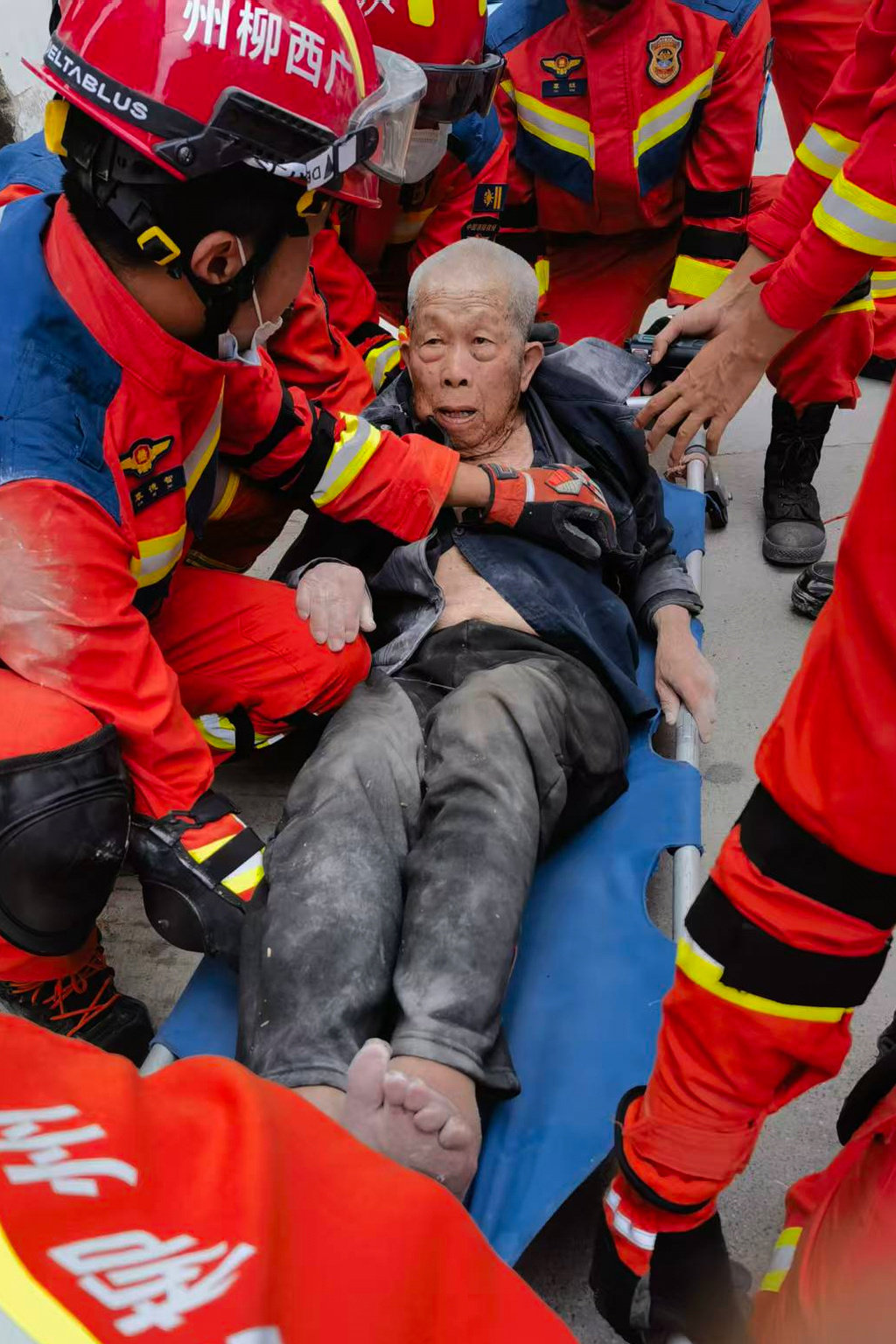 A strong quake in south China kills 2 and triggers evacuation of 7,000