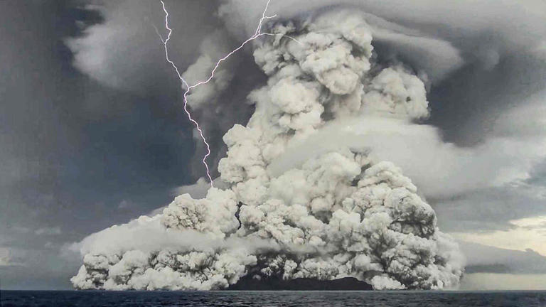 🌋 A volcanic eruption destroys methane in the atmosphere