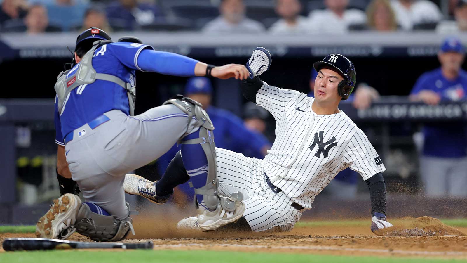Anthony Volpe somehow avoids tag on slide to home plate vs. Blue Jays