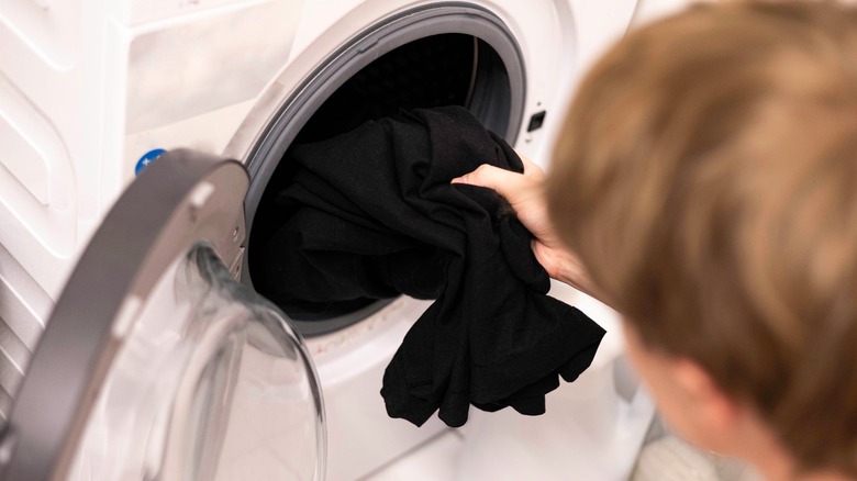 The types of laundry you shouldn't wash in cold water (& which you should)