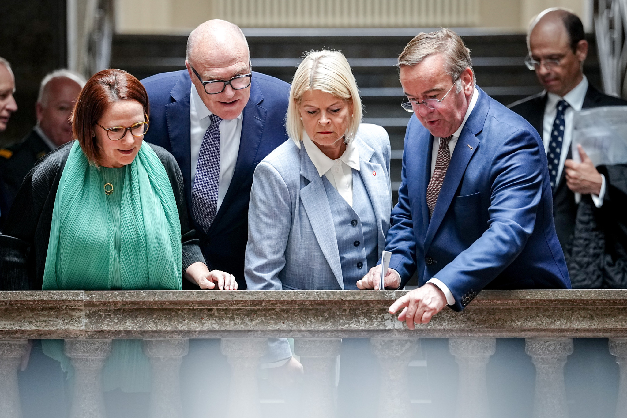 Martin Pfister in Berlin: Schweiz will Beitrag zur «Sicherheit unseres ...