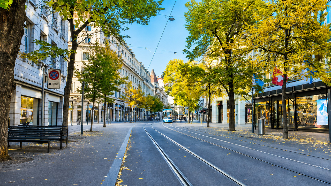 Passeggiata a Zurigo lungo i binari del tram e le strade autunnali