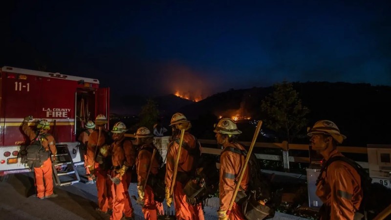Brush fire near Los Angeles forces thousands to evacuate