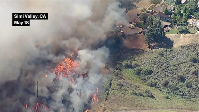 Fast-moving Sandy fire out of control near Los Angeles