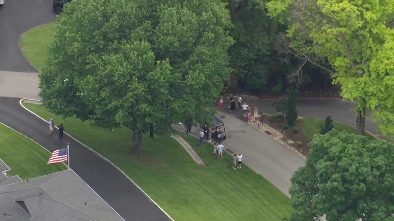 2 injured after golf cart overturns in Mockingbird Valley