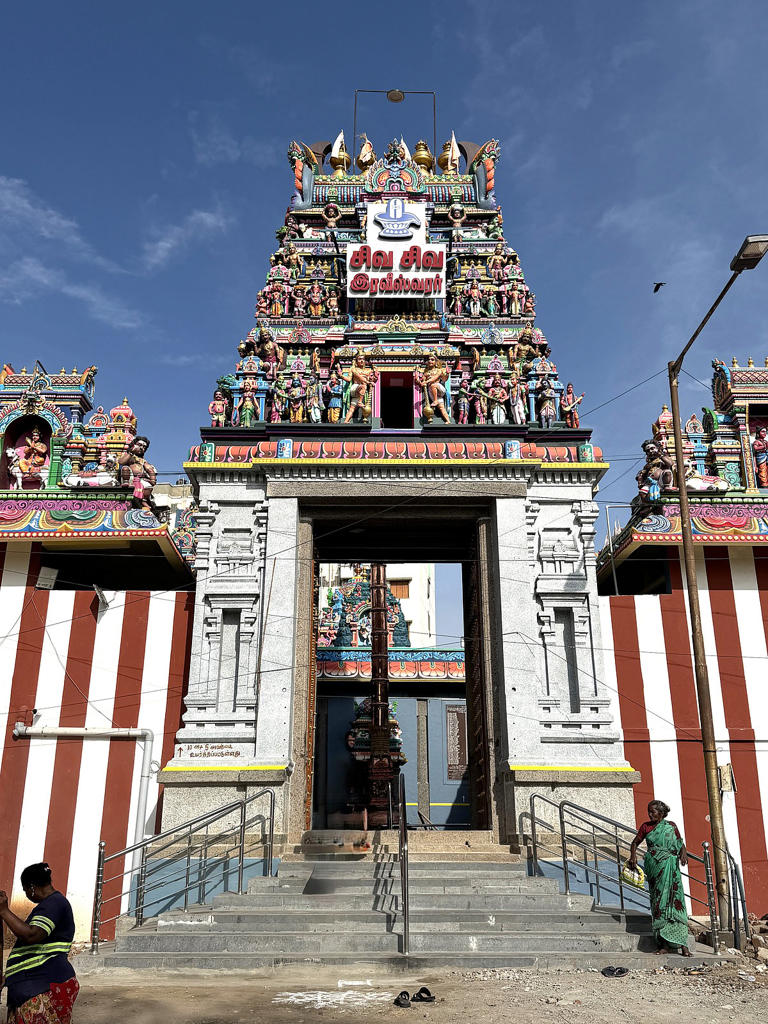 Chennai Ravishwarar temple: Siva linga worshipped by Surya and Vyasa