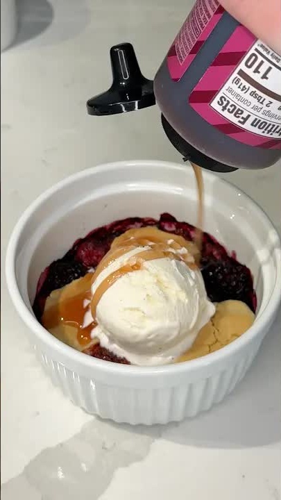 Viral mini sugar cookie berry cobbler 🍓🫐🍪 #recipe #dessert #cookies # ...