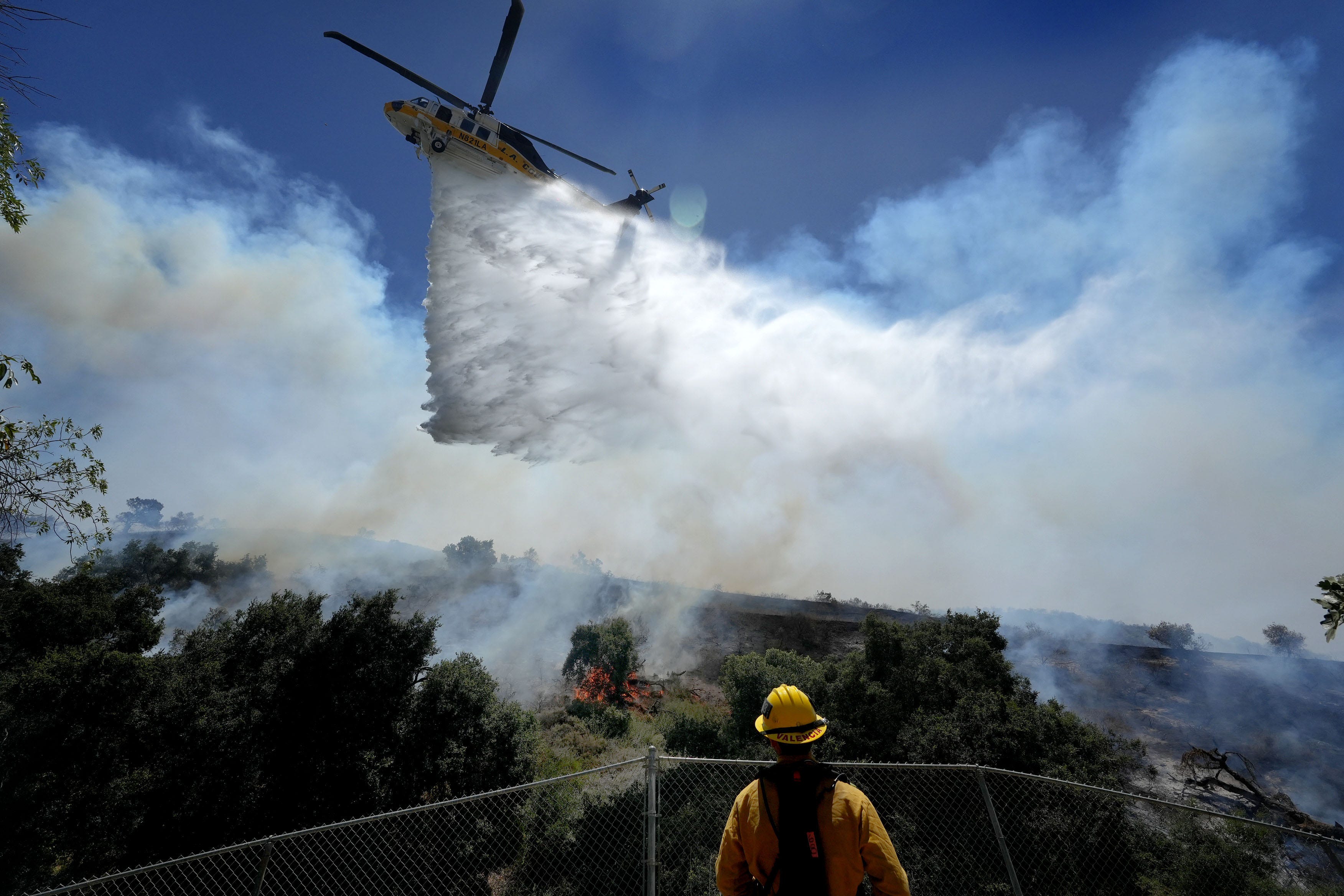 Live: Sandy fire in Simi Valley burns nearly 1,400 acres, destroys home