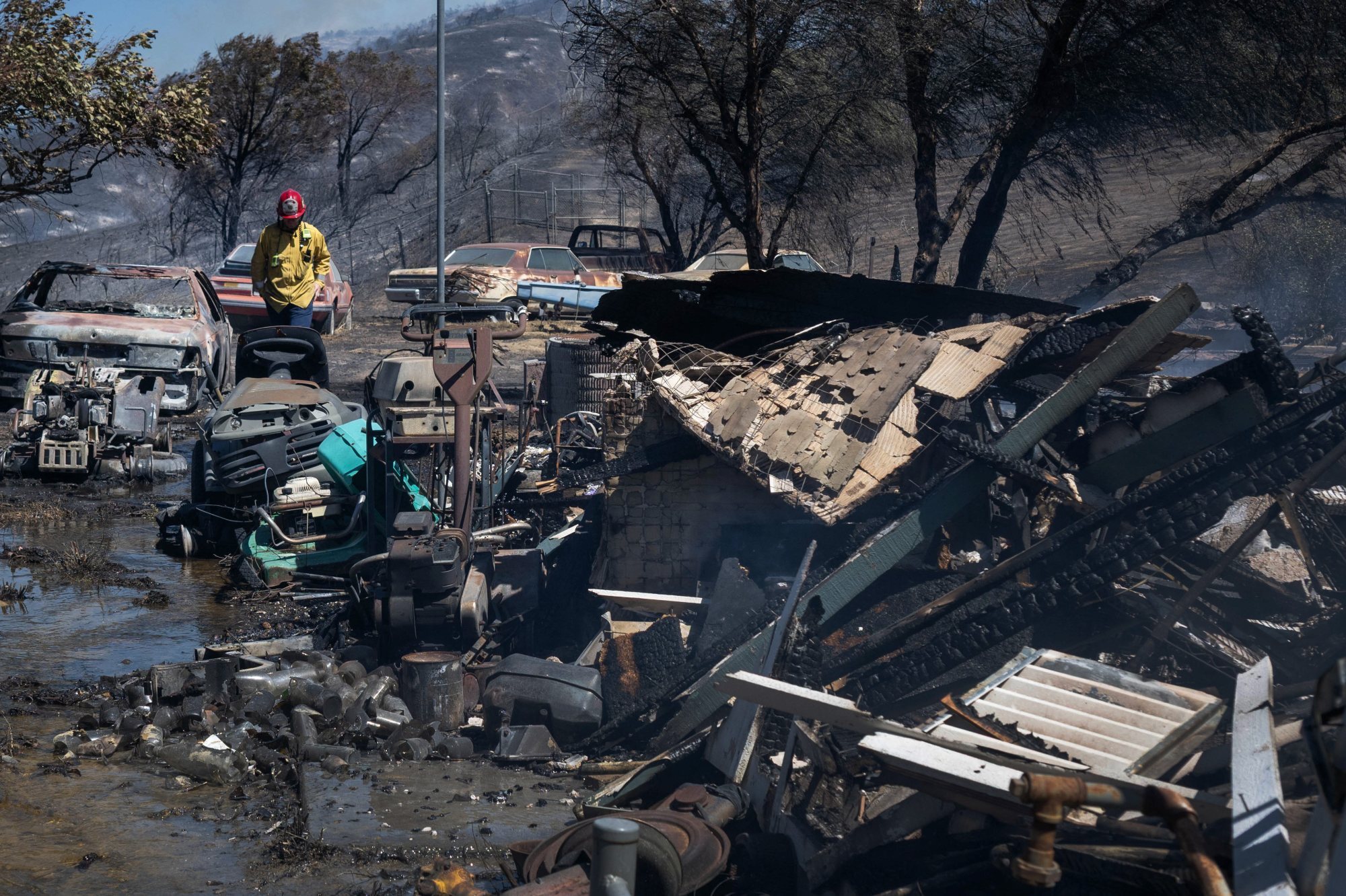 Sandy fire in Simi Valley grows to more than 1,300 acres, forces ...