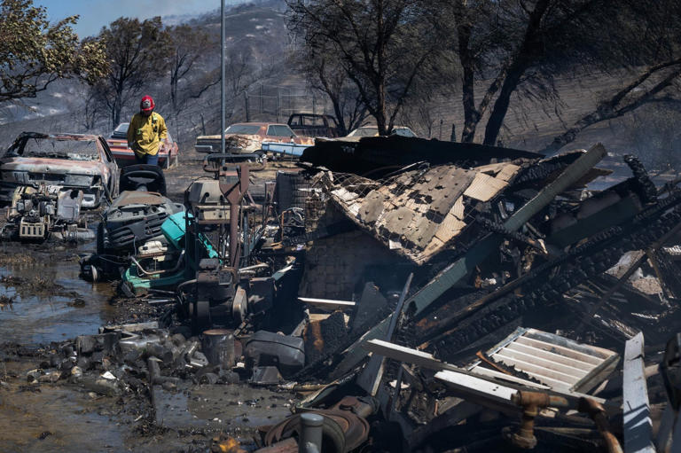 Sandy fire in Simi Valley grows to more than 1,300 acres, forces ...