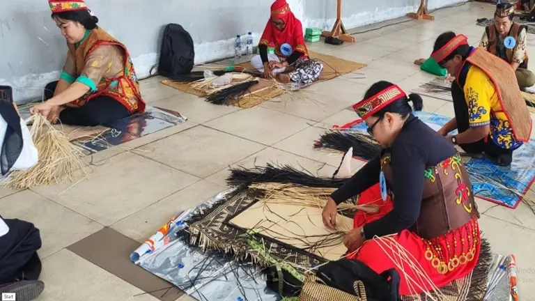 Lestarikan budaya Dayak, menganyam helaian uwei membentuk pola yang ...