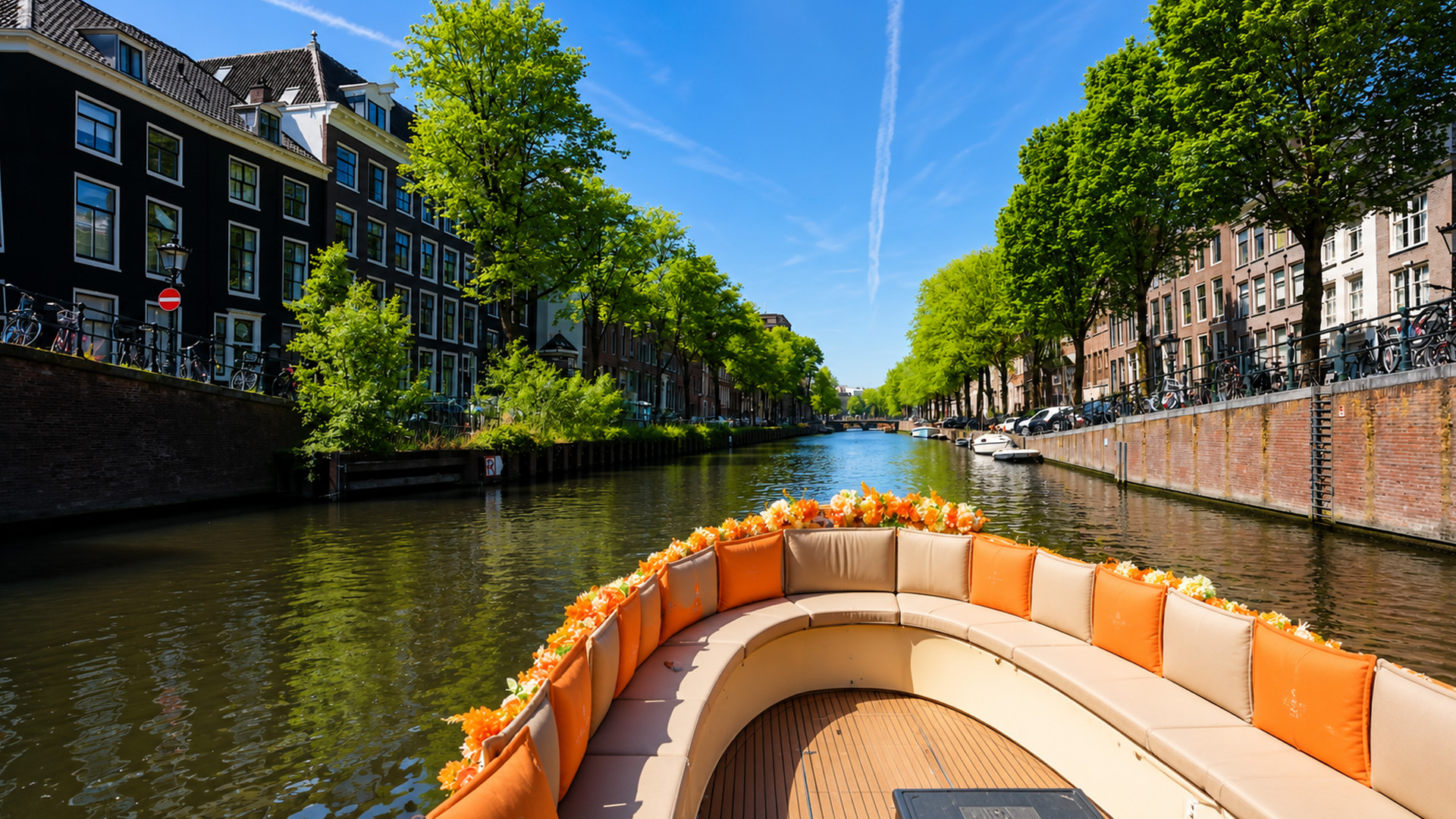 Amsterdam offers a beautiful luxury open boat experience (4K)