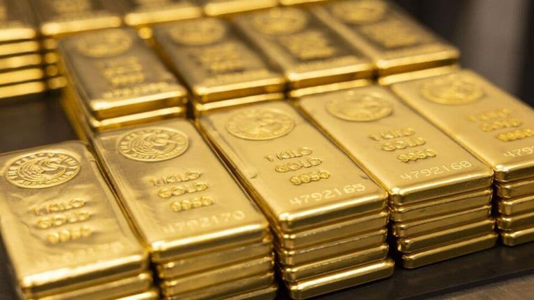Gold rate rises on MCX as oil prices ease, dragging dollar after Trump ...