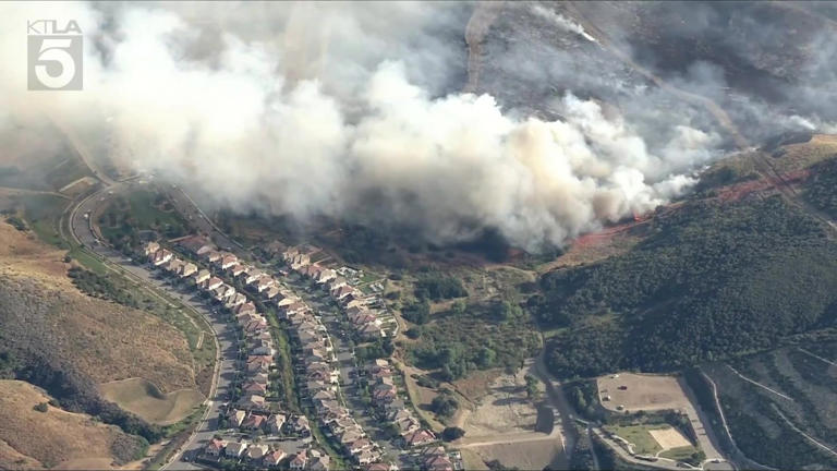 Sandy Fire forces evacuation of nearly 44,000 Simi Valley residents