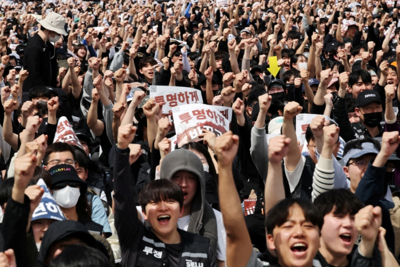 Samsung, labor union talks stretch past 14 hours as major strike looms
