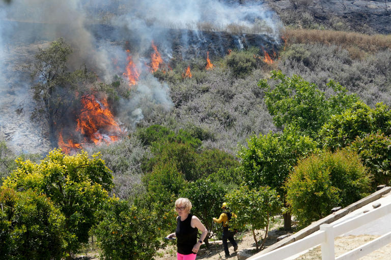 Live: Sandy fire in Simi Valley burns nearly 1,400 acres, destroys home