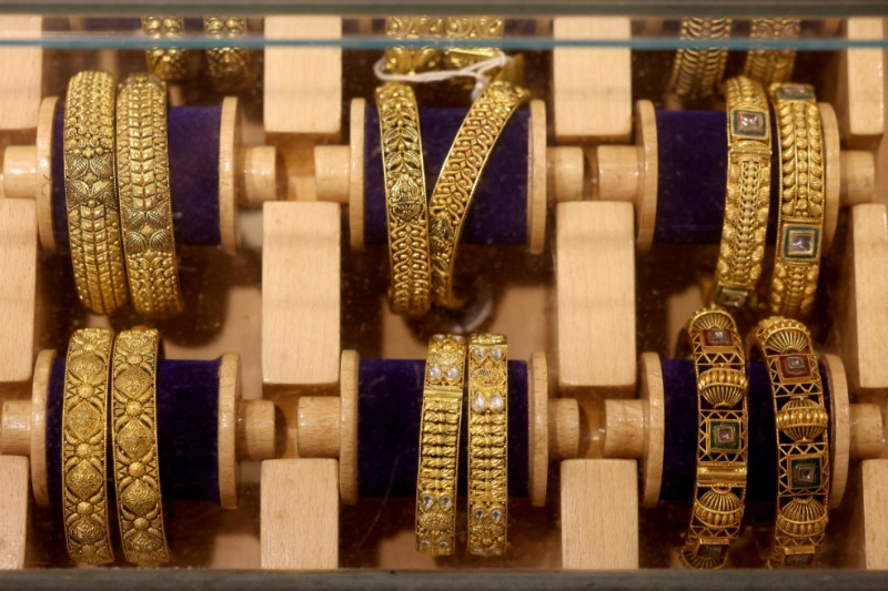 Gold falls, hovers near 1-1/2-month low on increased rate hike bets
