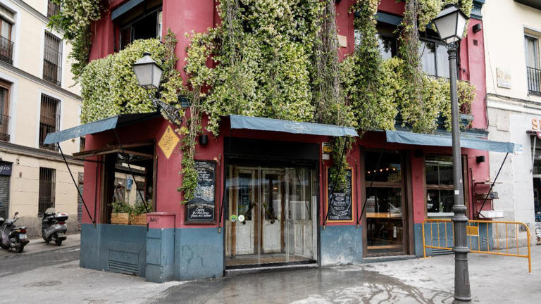 El Viajero resiste cien años en Madrid: de bar popular a icono cultural ...