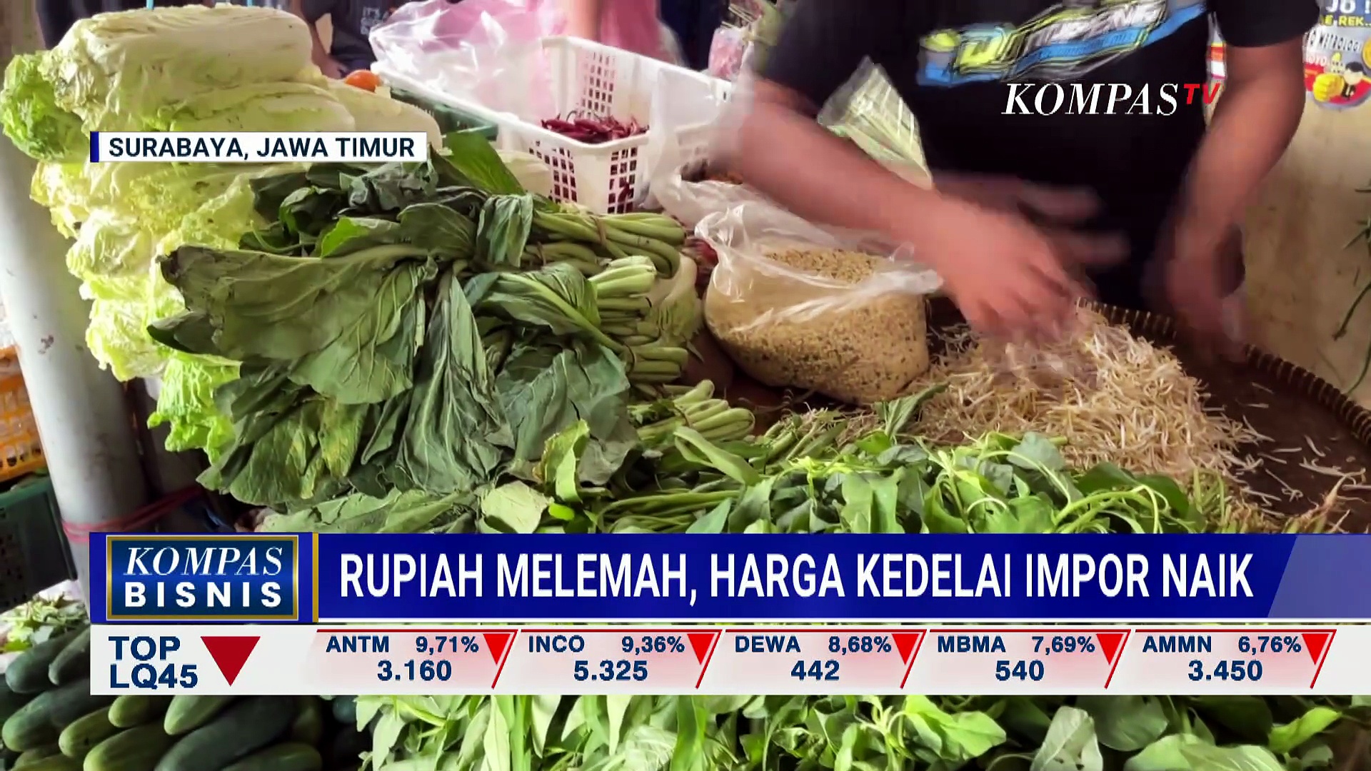 Harga kedelai impor naik, pengrajin tempe di Surabaya tertekan | KOMPAS ...