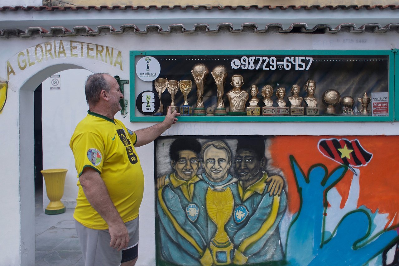 Brazilian artisan crafts replica World Cup trophies to the joy of ...