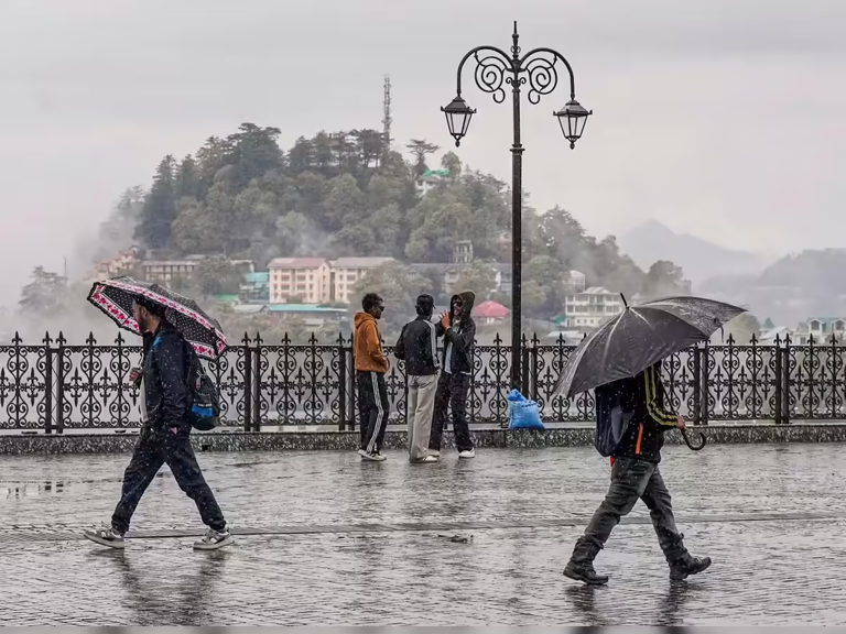 Bengaluru weather update today: Heavy rain floods roads, traffic snarls ...