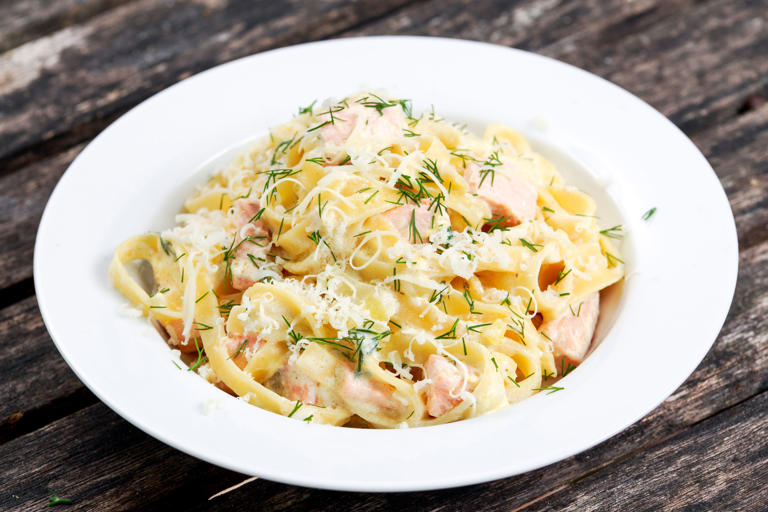 Fris, romig en snel op tafel: pasta met gerookte zalm, citroen en dille