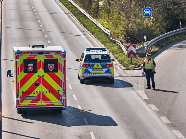 Unfallserie auf A7 bei Regen: Auto überschlägt sich – Mann wird ...