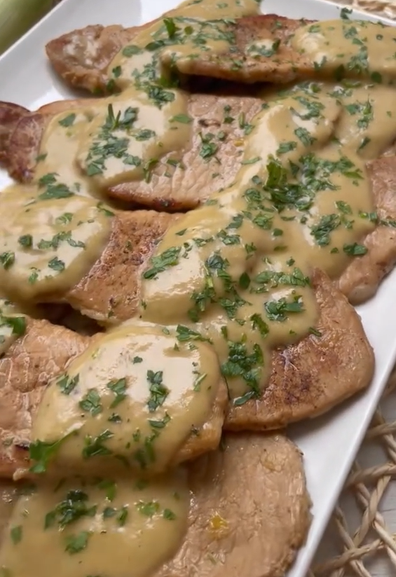 Filetes de lomo en salsa de puerros fácil y cremosa