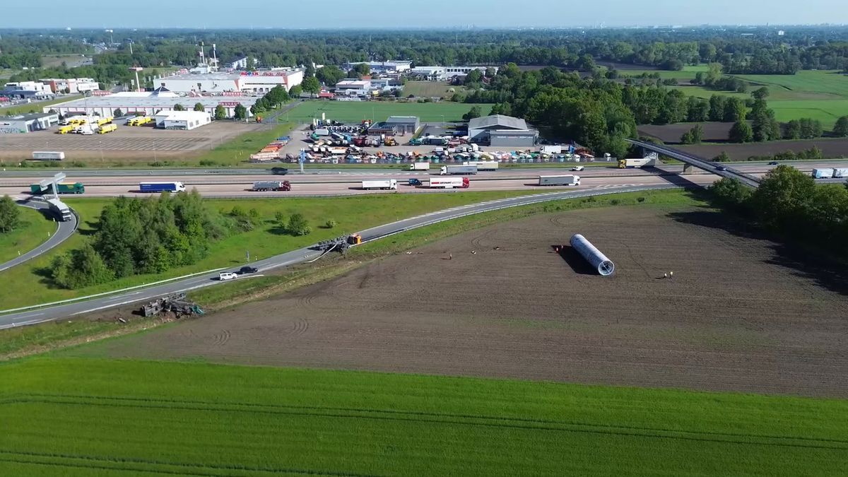 Umgekippter Schwertransporter am Autobahndreieck Stuhr - Windradsegment ...