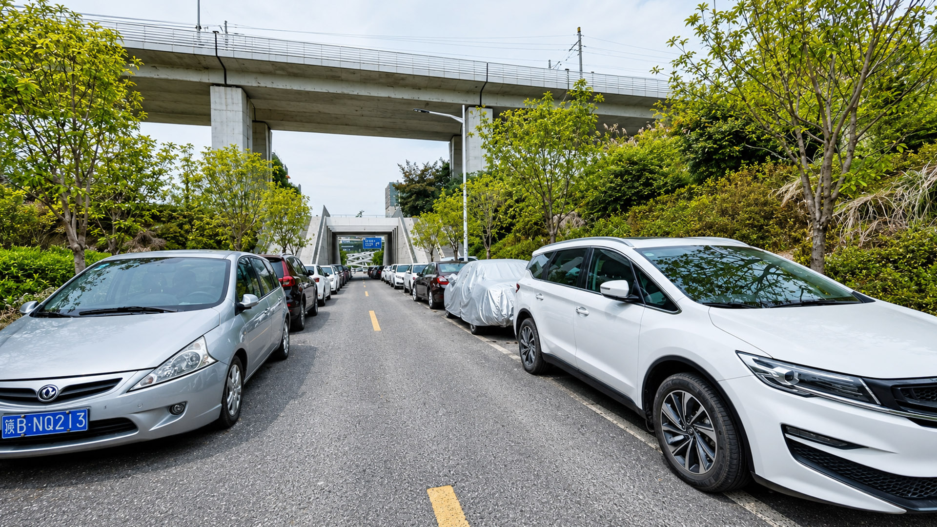 Varför är så många bilar parkerade på Kinas stadsgator?