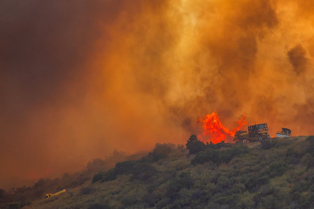 Sandy fire breaks out near Los Angeles, forcing thousands to evacuate