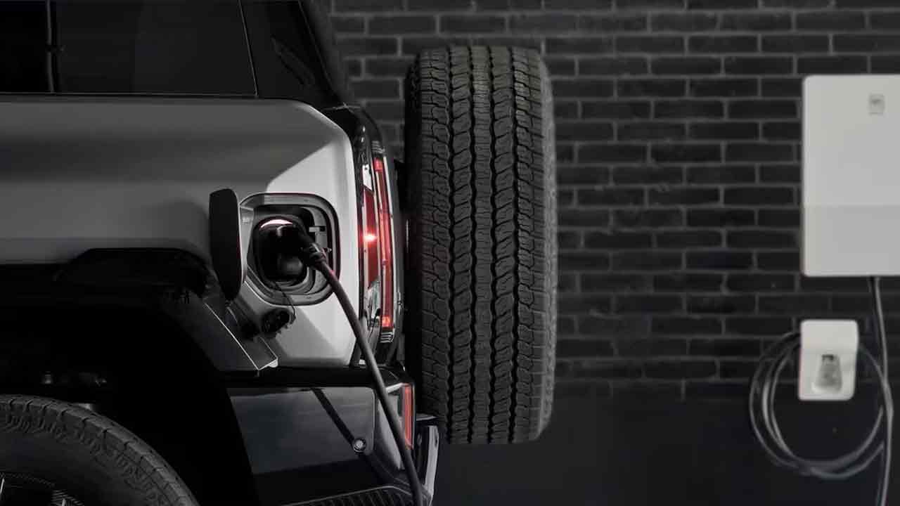 578 HP, 318-mile range, 300-kW charging, 5.9 inch lift: Hummer EV is a ...