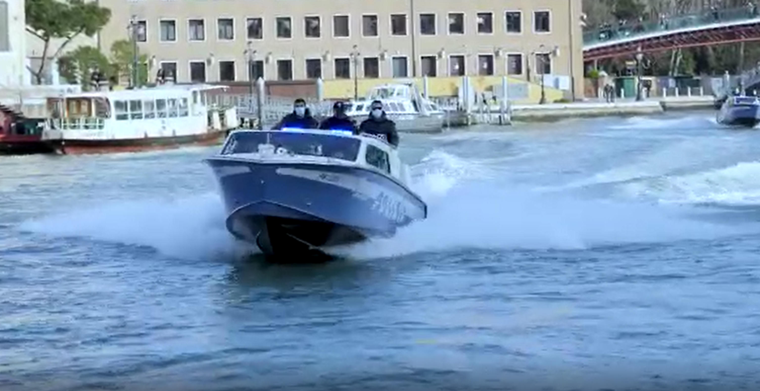 Scontro tra due famiglie tunisine a Venezia, due feriti lievi con armi ...