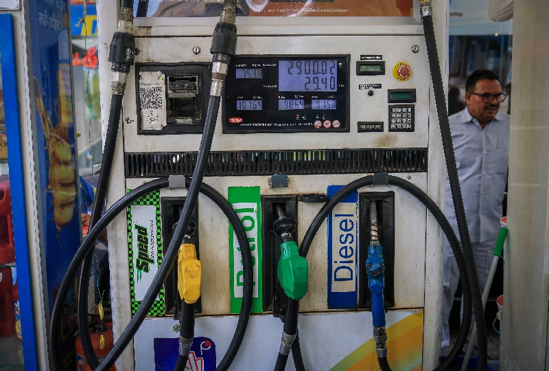 Indian retailers raise fuel prices again in response to Iran war
