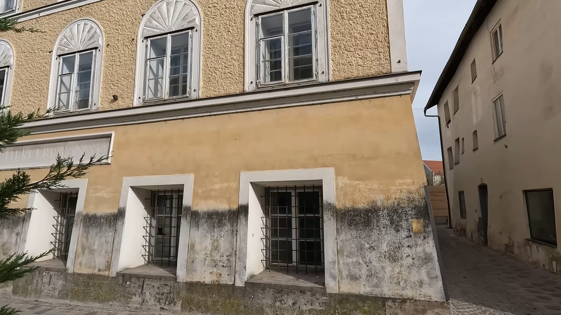 Schau, wie das Geburtshaus von Adolf Hitler heute aussieht