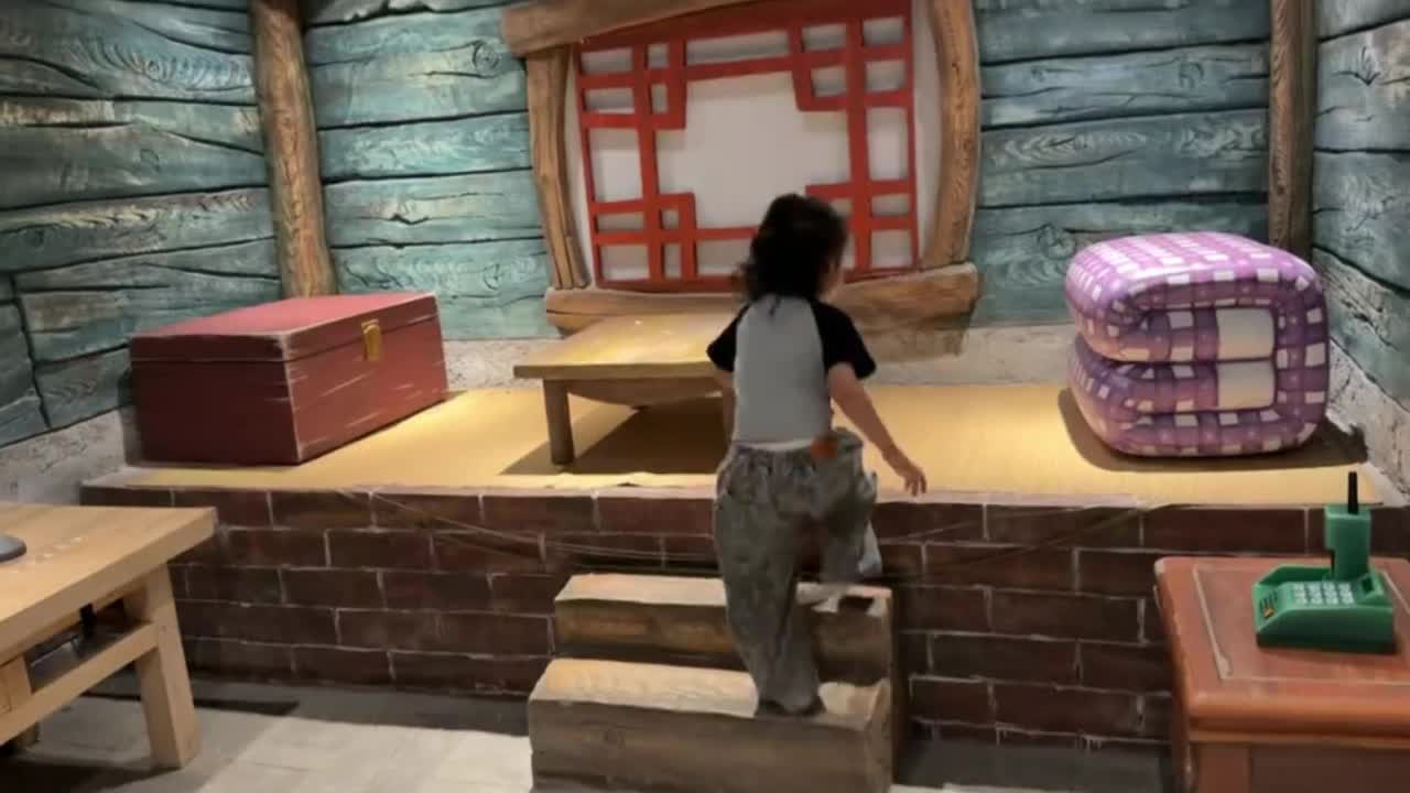 Girl’s funny reaction at Boonie Bears themed cabin in Hangzhou ...