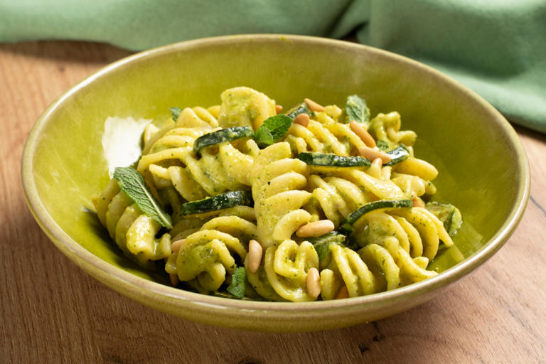 Pasta con crema di zucchine e caprino al limone e curcuma