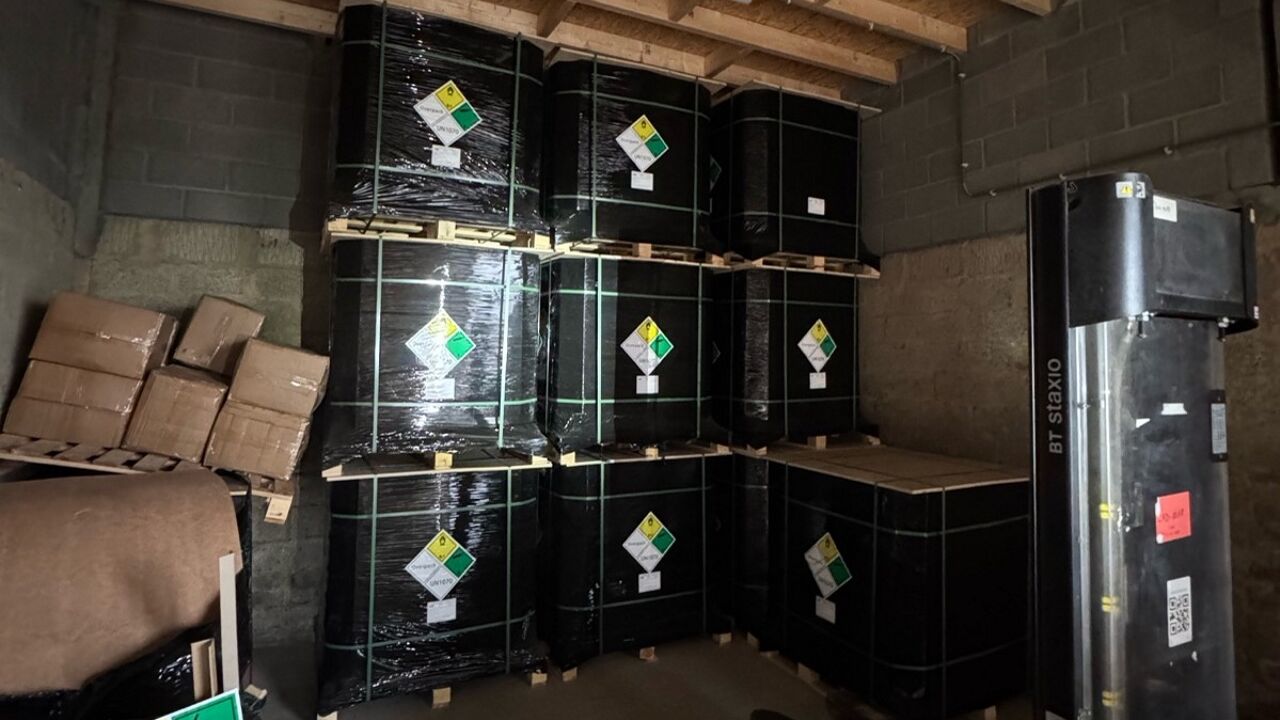 Duizenden in beslag genomen lachgasflessen van drugsbende gestolen uit ...