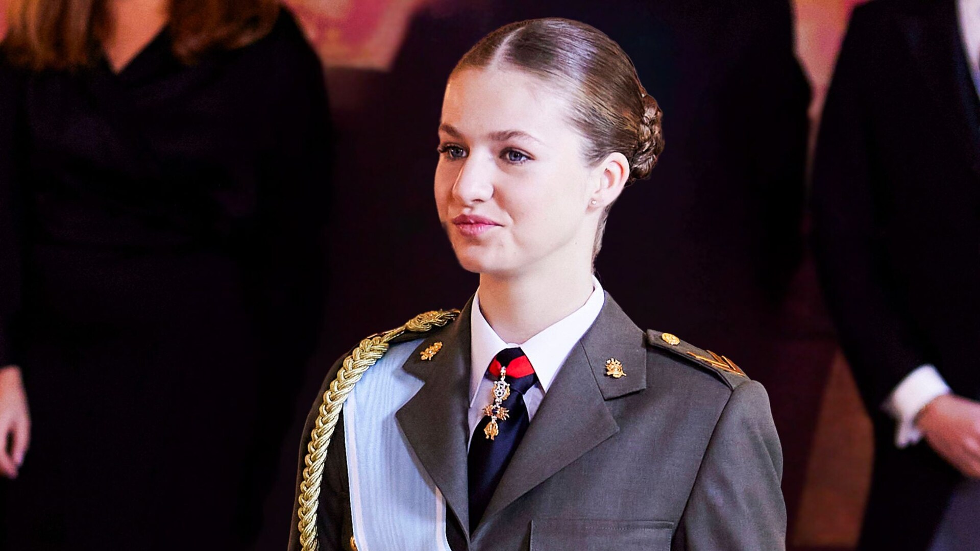 Prinzessin Leonor von Spanien springt bei Fallschirmausbildung aus 400 ...