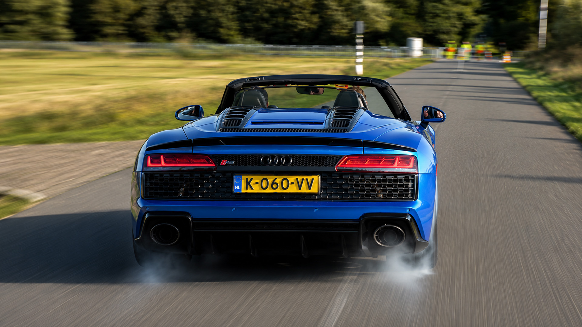 Audi R8 Spyder: enorme acceleratie op een rechte weg