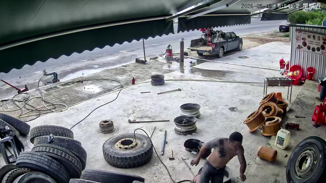 Truck tire explosion in repair shop startles worker in Guangdong, China