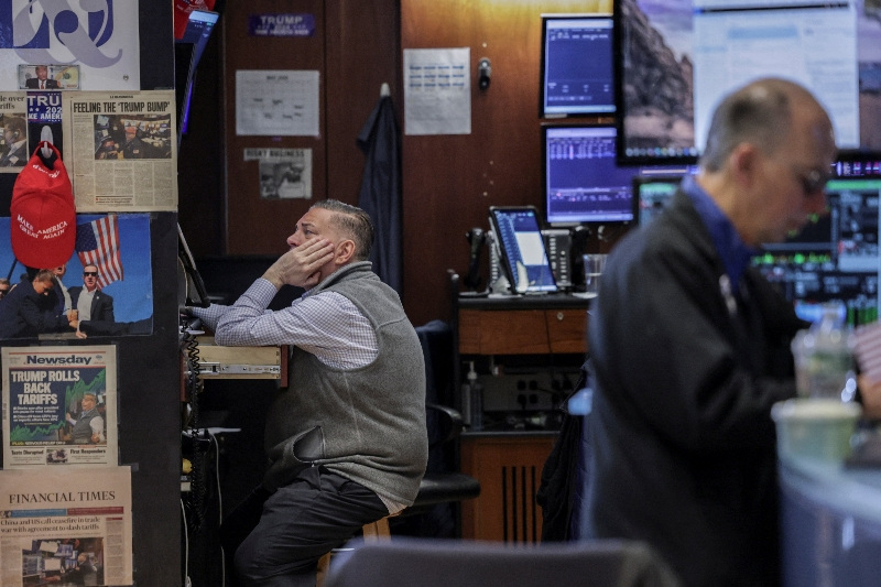 Wall ST ends lower as inflation worries push up yields