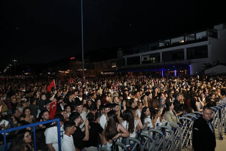 Edremit’te Melek Mosso sahne aldı