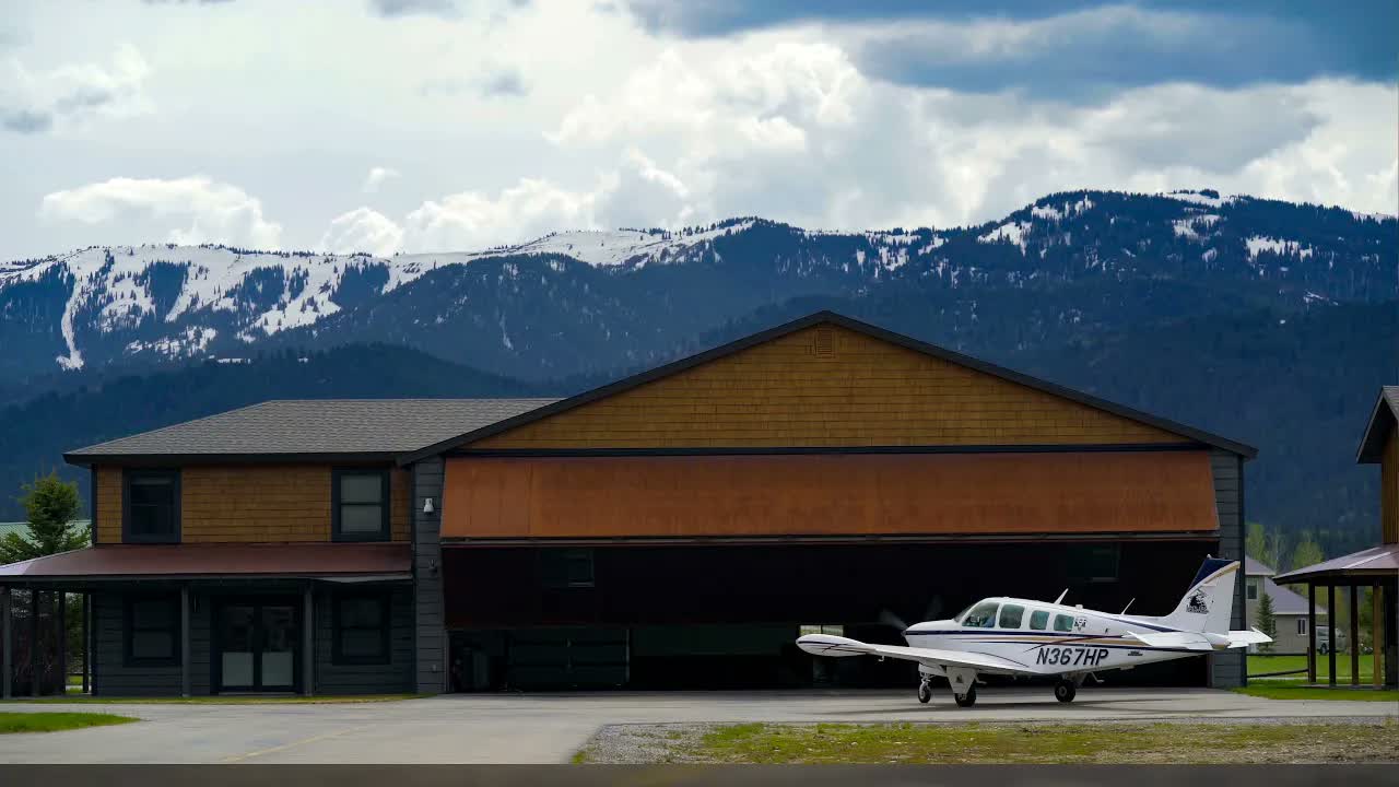 He waited 7 years to build the ultimate hangar home - aviation dream ...