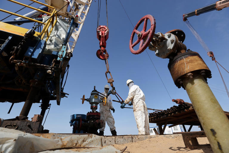 Oil futures tread water awaiting clarity on US.-Iran talks