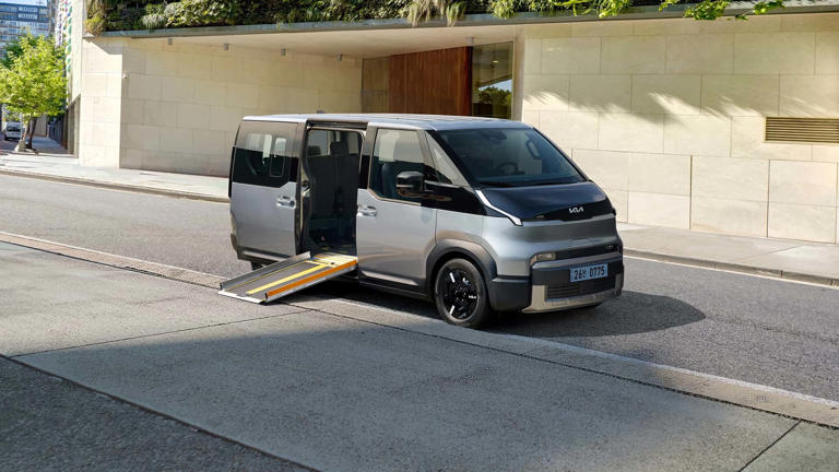 Kia PV5 WAV, debutta la versione side entry