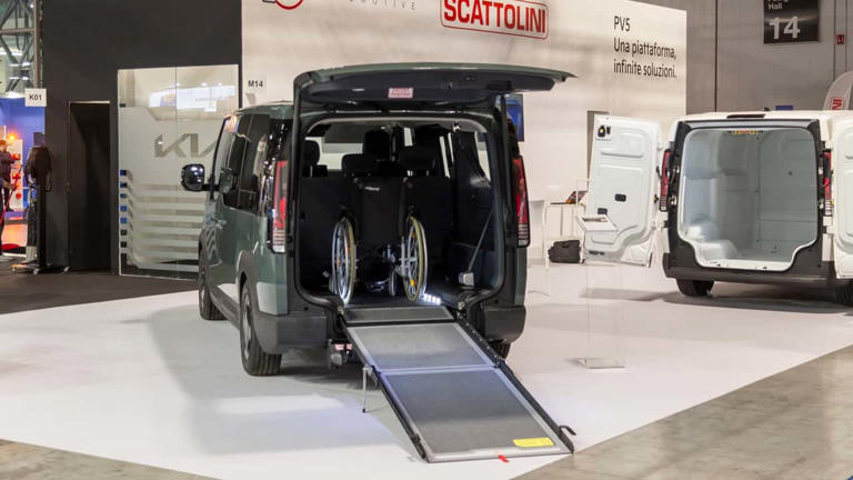 Kia PV5 WAV, debutta la versione side entry