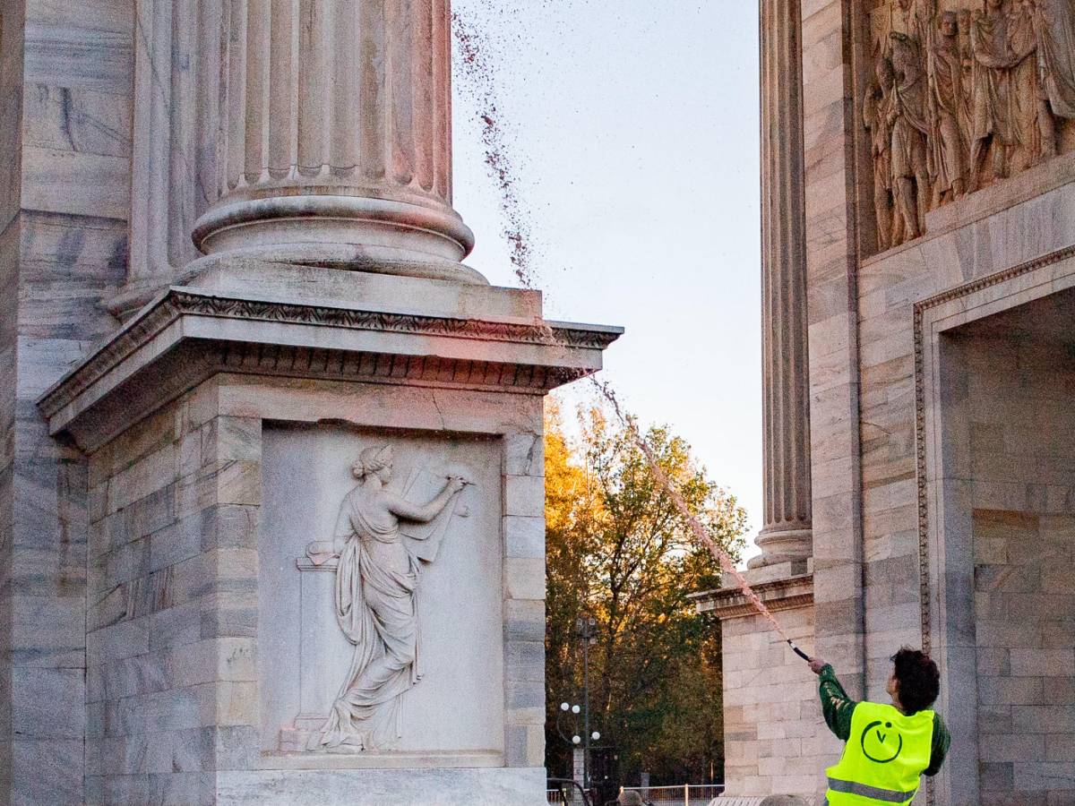 Arco della Pace deturpato con vernice. Agli ambientalisti condanna di 4 ...