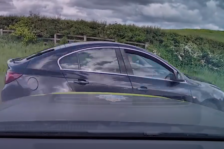 Driver speeds into oncoming traffic as police try ramming 'clone car ...