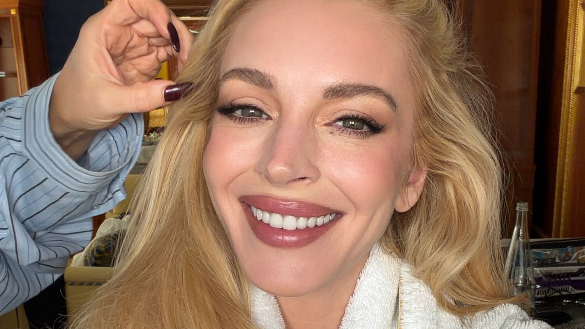 A atriz Lindsay Lohan arrasa com uma saia de couro em um look preto ...